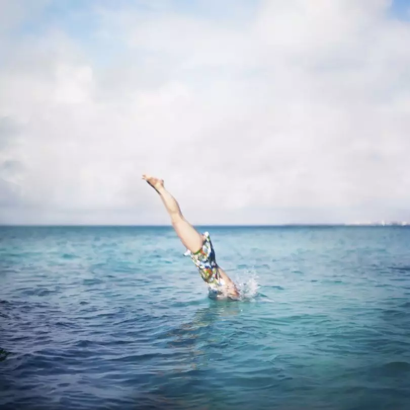 Deep Bay, Tus kheej-portrait, North Shore, Bermuda, 2005 © Cig Harvey saib xyuas Beetles + Huxley Gallery