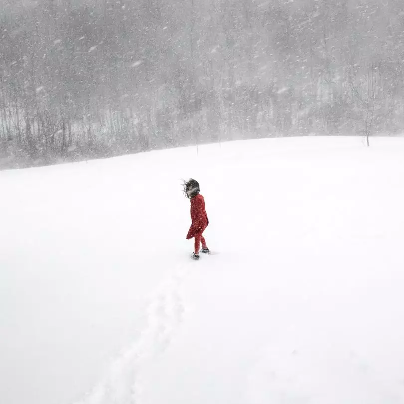 Scout katika Blizzard, Rockport, Maine, 2017 © Cig Harvey kwa hisani ya Beetles + Huxley Gallery