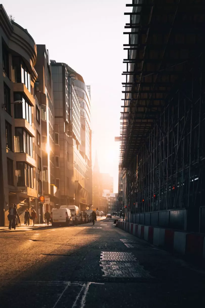 Fotograf Chris Holmes se poigrava s svetlobo in senco, da ustvari osupljive podobe Londona 6729_11