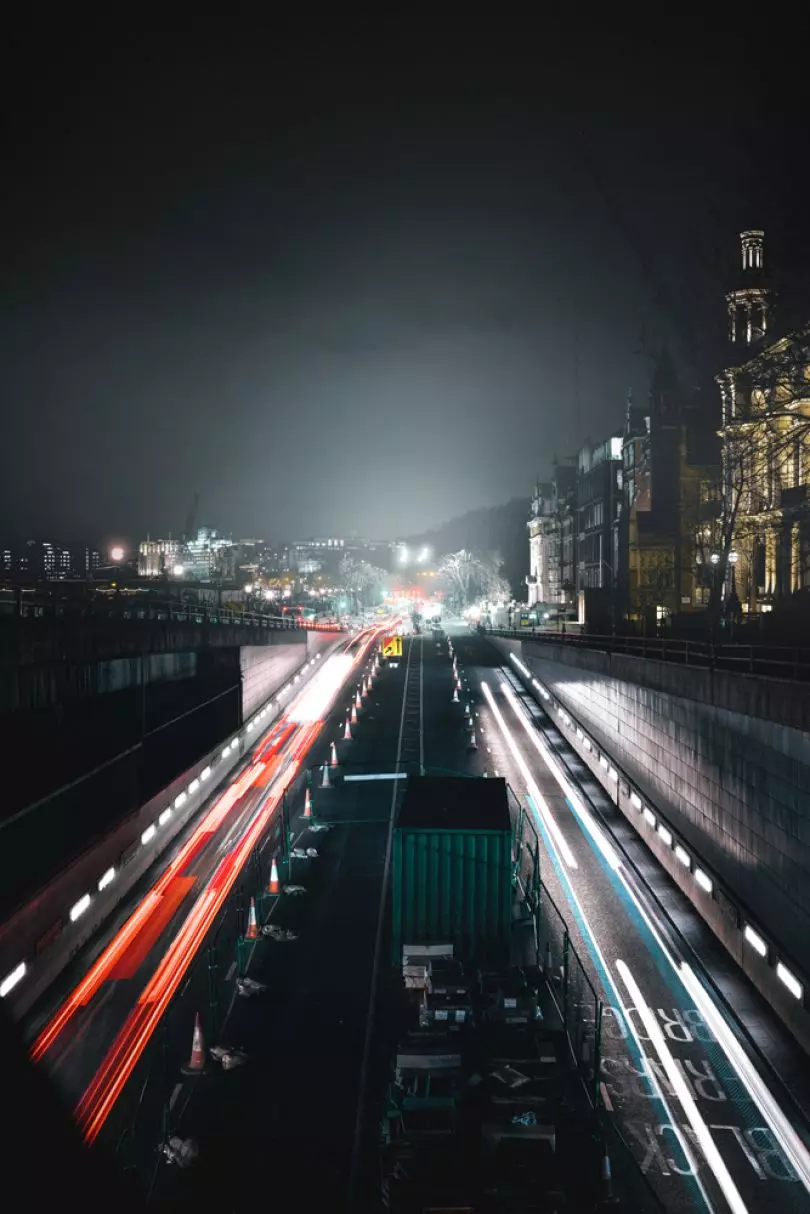 Фотографот Крис Холмс си игра со светлината и сенките за да создаде неверојатни слики од Лондон 6729_5
