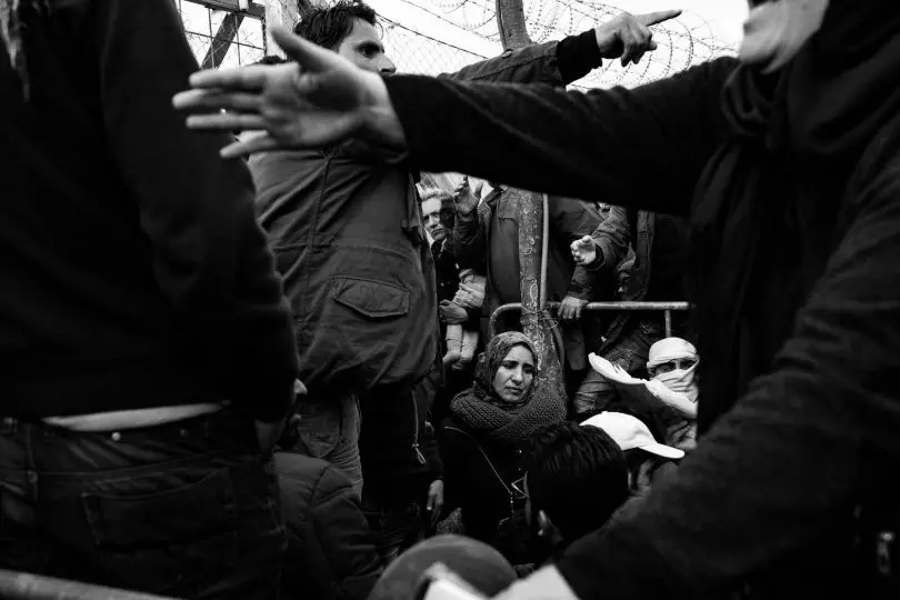 Fugint de la Mort. Refugiats a la cua per al control d'Idomeni, Grècia. 6 de març de 2016. © Szymon Barylski. Guanyador de la imatge única de fotoperiodisme, premis Magnum i LensCulture Photography Awards 2017