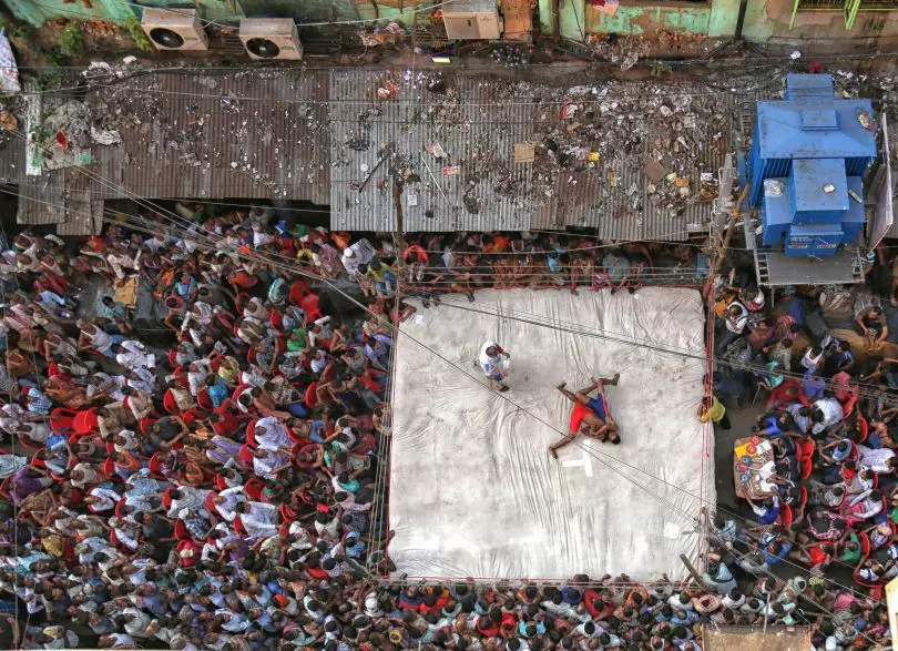 Lluita al carrer. © Retam Kumar Shaw. Guanyador d'una imatge documental, premis Magnum i LensCulture Photography Awards 2017