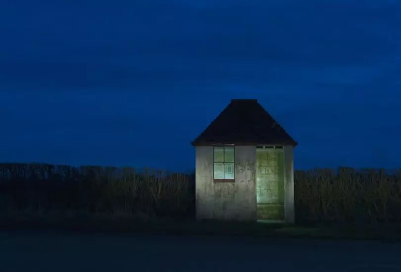 Judith Jones, Rendezvous, 2015 (chithunzi) ndi The Road to Nowhere, 2016. UK. Mwachilolezo cha Aesthetica Art Prize ndi wojambula.