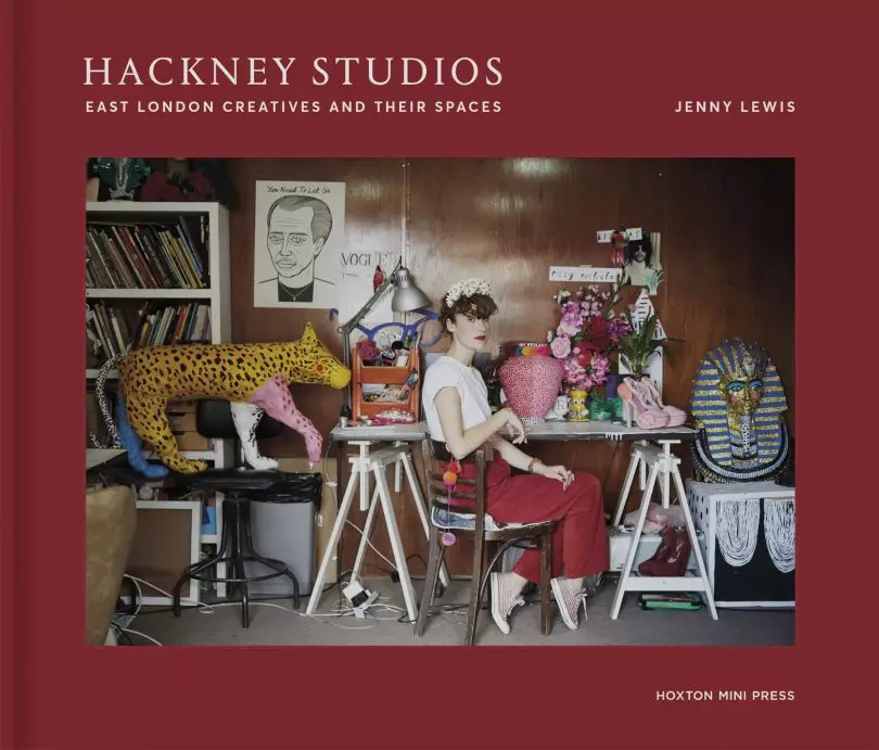 Il-qoxra ta' Hackney Studios, ir-ritratt juri lil Rosy Nicholas, disinjatur ta' props u aċċessorji