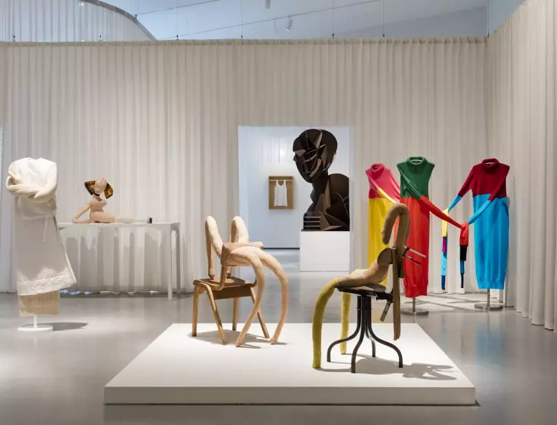 Installasjonsbilde av Disobedient Bodies: JW Anderson kuraterer The Hepworth Wakefield. Foto: Lewis Ronald. Med tillatelse fra The Hepworth Wakefield.