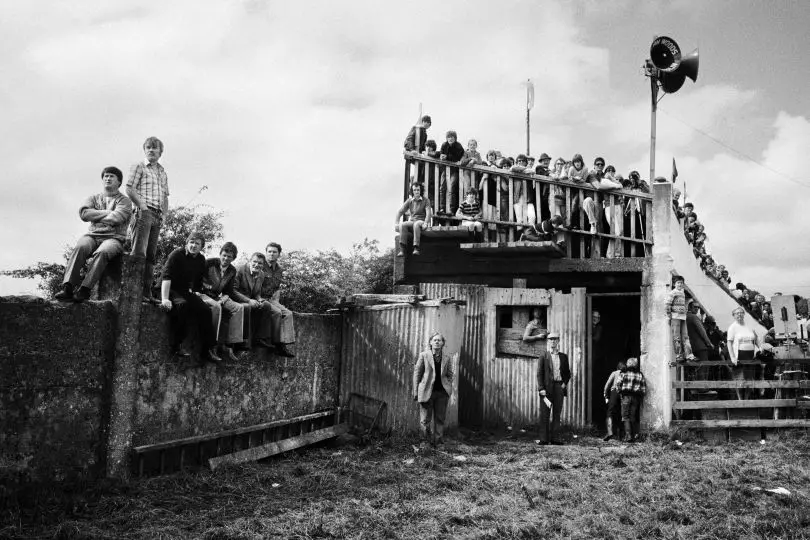 Dingle Races, Каунти Керри, Ирландия, 1983 Аз рӯзи одилона © Мартин Парр / Аксҳои Magnum / Галереяи ракета