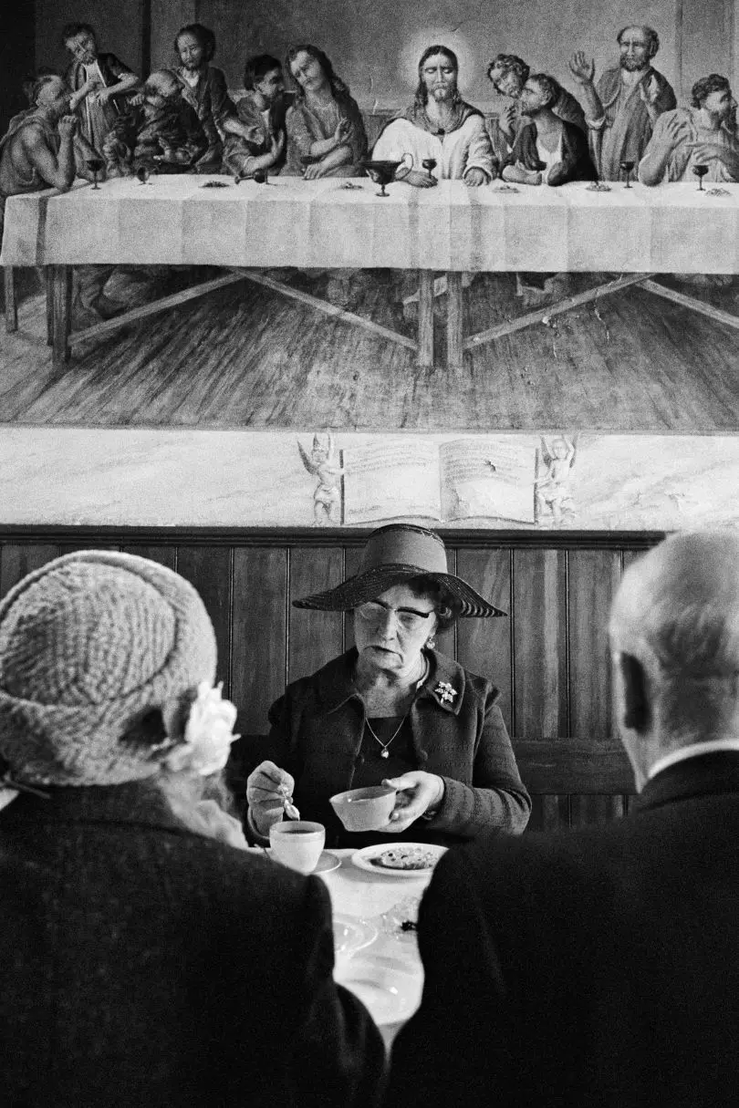 Хӯроки нисфирӯзии буфети Steep Lane Baptist Chapel, Sowerby, Calderdale, West Yorkshire, England, UK, 1977 Аз 'The Non-Conformists' © Мартин Парр / Magnum Photos / Gallery Rocket