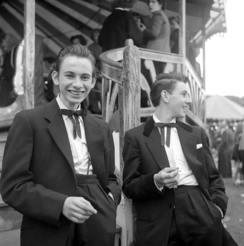 Ду Тедди Бойс, ки номашон номаълум аст, дар як намоишгоҳ январи соли 1955 © Кен Рассел / Topfoto.co.uk