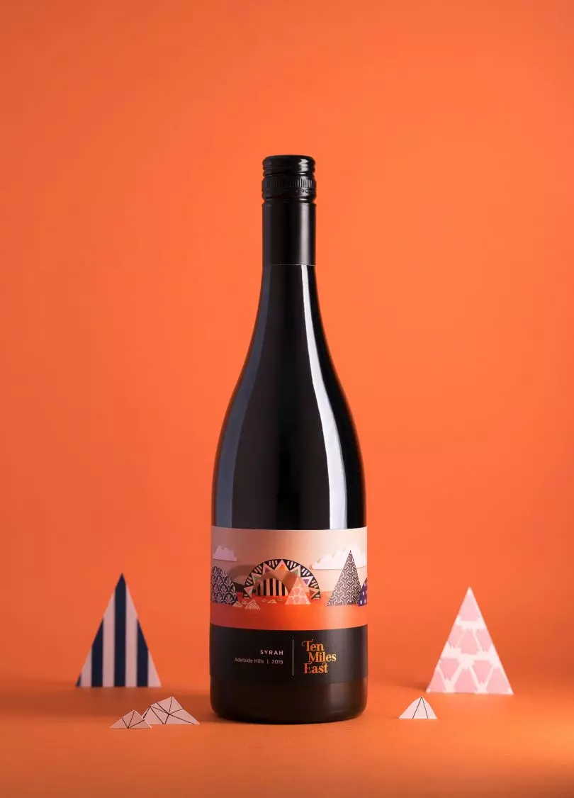 L'artiste du papier Sam Pierpoint collabore avec PDCO pour créer des étiquettes de vin pour Ten Miles East 7055_2