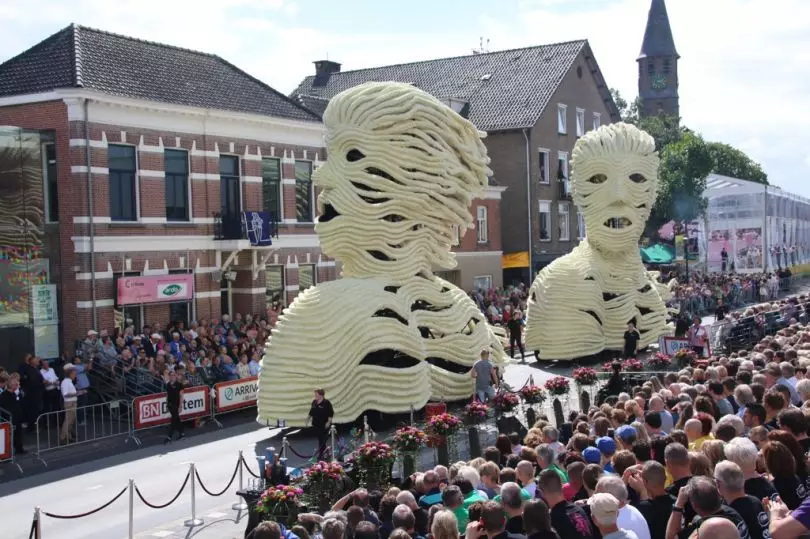 Nederlandse parade merk alle dinge wat gevaarlik is met reuse-vlotte gemaak van blomme 7163_11