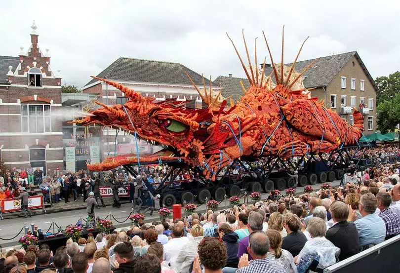 Desfile holandés marca todo lo peligroso con carrozas gigantes hechas de flores 7163_2