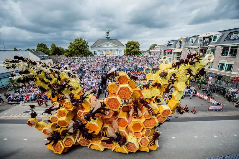 Nederlandse parade markeert alle gevaarlijke dingen met gigantische praalwagens gemaakt van bloemen 7163_3