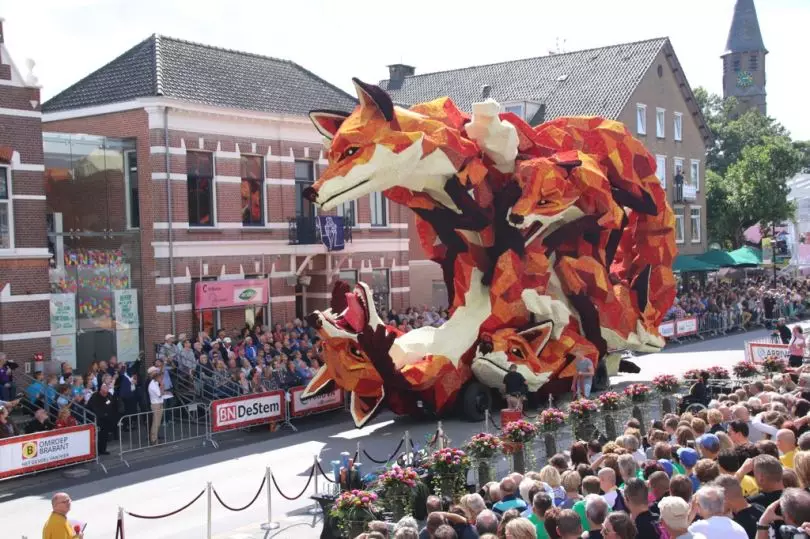 Parada olandeză marchează toate lucrurile periculoase cu flotoare uriașe făcute din flori 7163_6