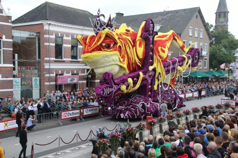 Nederlandse parade merk alle dinge wat gevaarlik is met reuse-vlotte gemaak van blomme 7163_7