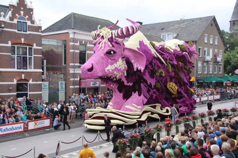 Nederlandse parade merk alle dinge wat gevaarlik is met reuse-vlotte gemaak van blomme 7163_8