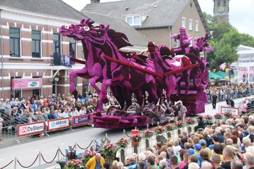 Голландиялык парад гүлдөрдөн жасалган ири сүзмөлөр менен коркунучтуу нерселердин баарын белгилейт 7163_9
