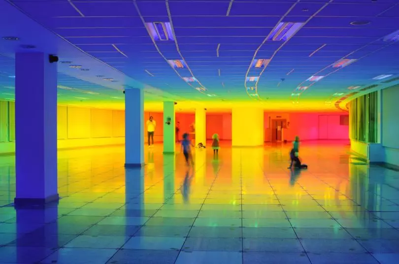 L'artista Liz West ti mostra come ci si sente ad essere all'interno di un arcobaleno 7192_1