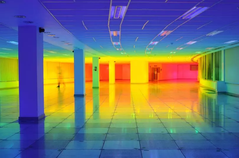 L'artista Liz West ti mostra come ci si sente ad essere all'interno di un arcobaleno 7192_7