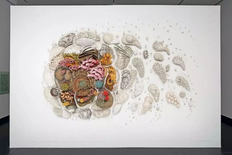 Художникът извайва огромен керамичен коралов риф, за да подчертае заплахата, пред която са изправени нашите океани 7297_2