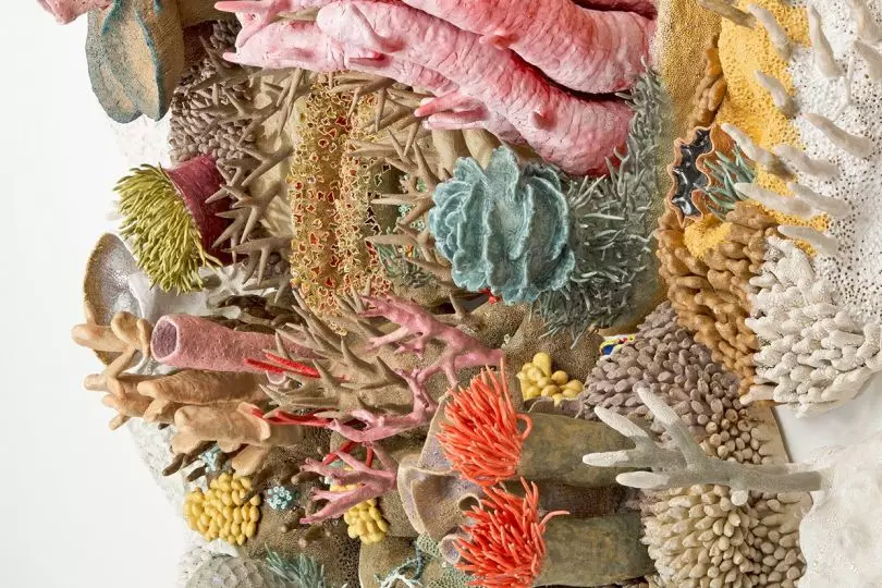 Художникът извайва огромен керамичен коралов риф, за да подчертае заплахата, пред която са изправени нашите океани 7297_6