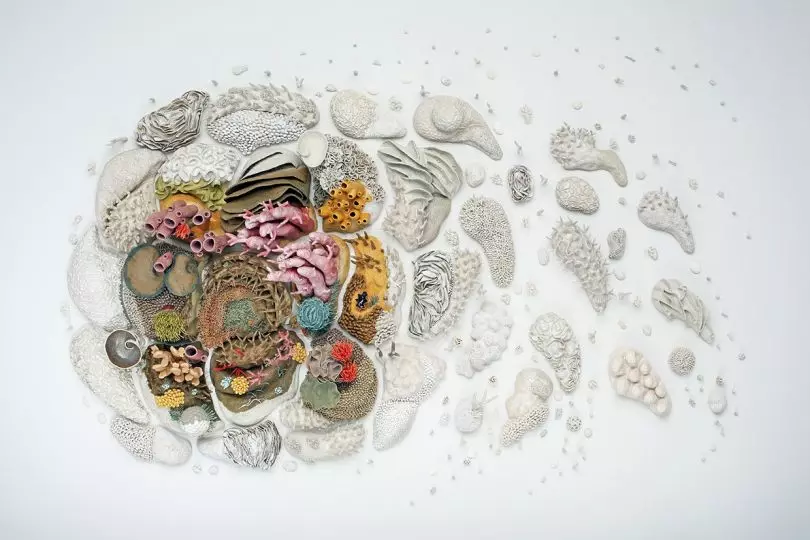 Художникът извайва огромен керамичен коралов риф, за да подчертае заплахата, пред която са изправени нашите океани 7297_7