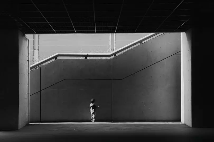 Dramaatiline, minimalistlik tänavafotograafia, mis jäädvustab Tokyo vaiksema poole 7345_13