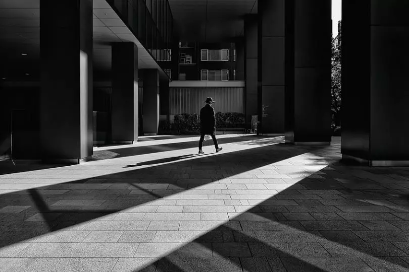 Dramaatiline, minimalistlik tänavafotograafia, mis jäädvustab Tokyo vaiksema poole 7345_15