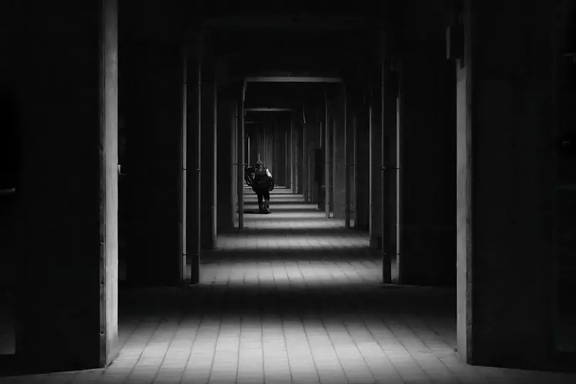 Dramaattista, minimalistista katuvalokuvaa, joka vangitsee Tokion hiljaisemman puolen 7345_3