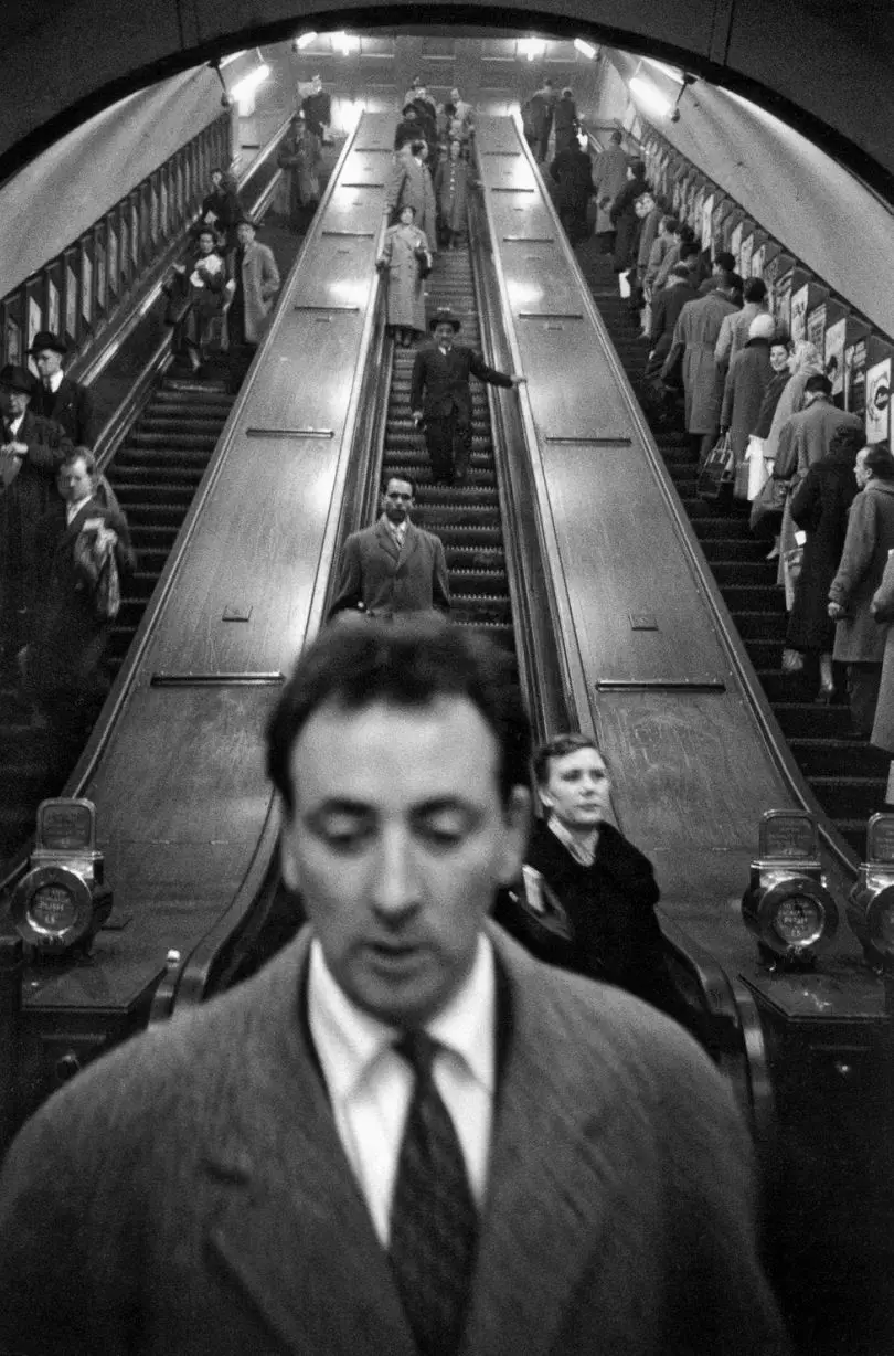 Sergio Larrain - Londain. Stáisiún faoi thalamh Sráid Baker. 1958-1959. © Sergio Larrain / Magnum Grianghraif