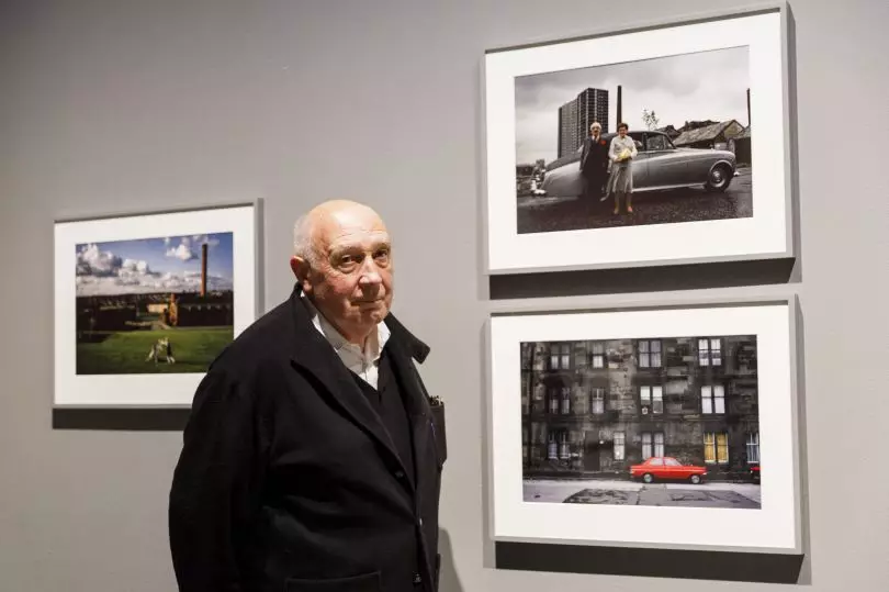 Фотограф Реймонд Депардон зі своєю роботою - Barbican Art Gallery, Лондон - © Tristan Fewings/ Getty Images