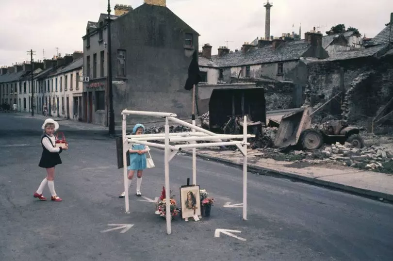 Akihiko Okamura - Northern Ireland, 1970s © Akihiko Okamura / Sa maayong kabubut-on sa Estate ni Akihiko Okamura, Hakodate, Japan