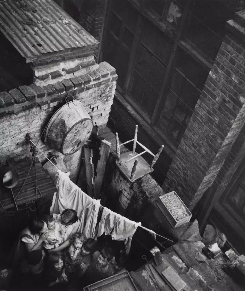 Edith Tudor-Hart - Gee Street, Finsbury, London, ca. 1936. © Edith Tudor-Hart / Nacionalne galerije Škotske