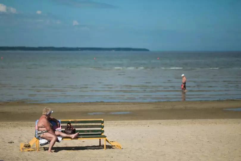 Beach Ready: Charmiga fotografier av estländare som gör det mesta av solskenet 7464_10