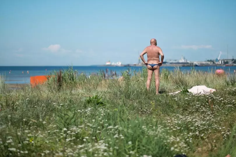 Beach Ready: Charmiga fotografier av estländare som gör det mesta av solskenet 7464_15