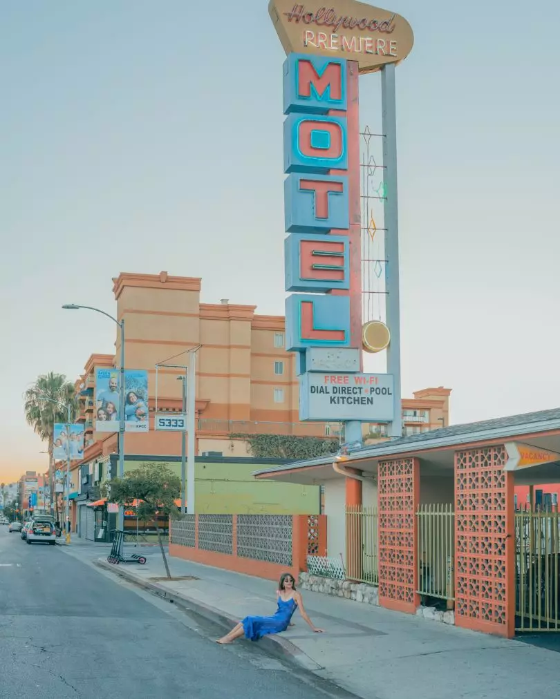 Awọn fọto Franck Bohbot ti Los Angeles dabi awọn iduro lati fiimu ti ko si 747_7