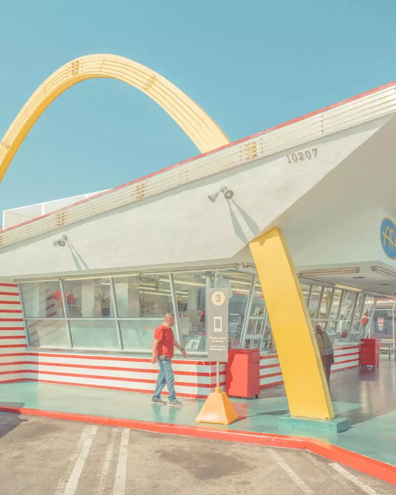 Awọn fọto Franck Bohbot ti Los Angeles dabi awọn iduro lati fiimu ti ko si 747_9