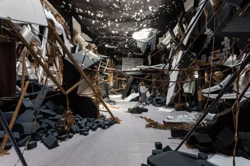 La versión del artista Thomas Hirschhorn de un mundo posapocalíptico y poscapitalista 7725_2