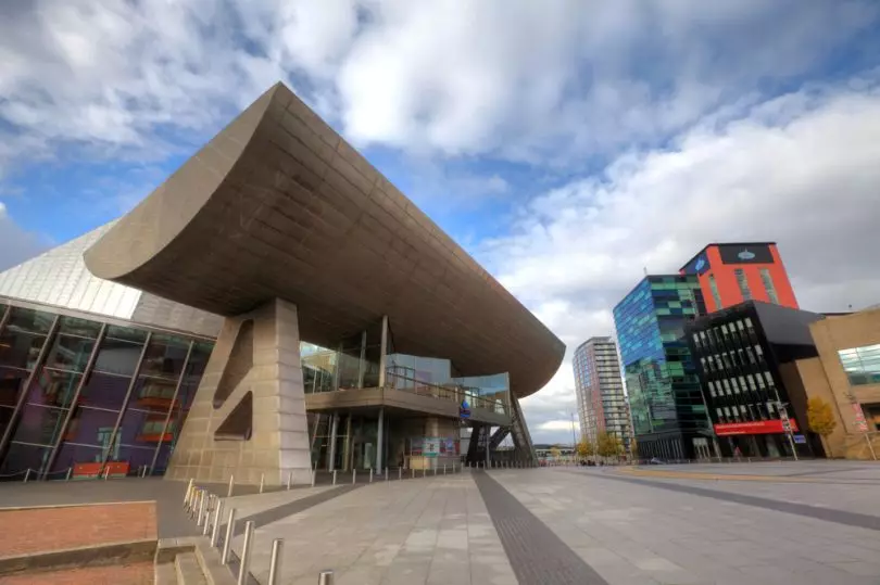 Obrazový kredit: The Lowry, Salford Quays. [Debu55y / Shutterstock.com](http://www.shutterstock.com/cat.mhtml?lang=en&search_source=search_form&search_tracking_id=7eyDCMAKKJ1WWlG1Ct4qJg&version=llv1&anyorall=all&safesearch=1&searchterm=search_cat &people_age=&people_ethnicity=&people_number=& commercial_ok=&color=&show_color_wheel=1#id=117993802&src=QclahMeYZkHTDr9dPKWZrw-1-42)