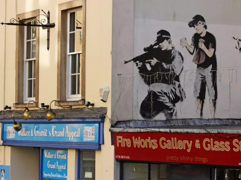 Franctirador policial de Banksy al carrer Upper Maudlin de Bristol. Crèdit d'imatge: pjhpix / Shutterstock.com