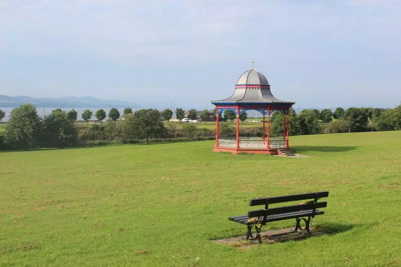 Magdalen Green an Bandstand, kuckt Westen, Dundee. Bild lizenzéiert iwwer Adobe Stock