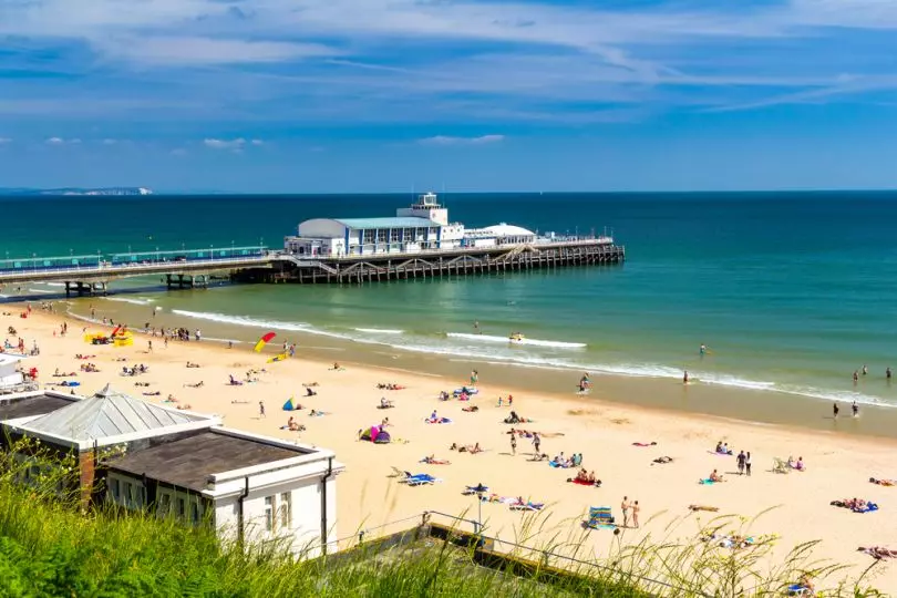 ឆ្នេរដ៏ស្រស់ស្អាតរបស់ Bournemouth / Shutterstock.com