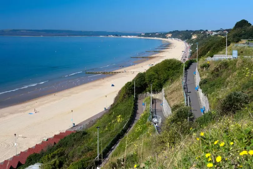 ឆ្នេរ Bournemouth ទៅ Sandbanks ពីផ្លូវច្រាំងថ្មចោទ Zigzag / Shutterstock.com