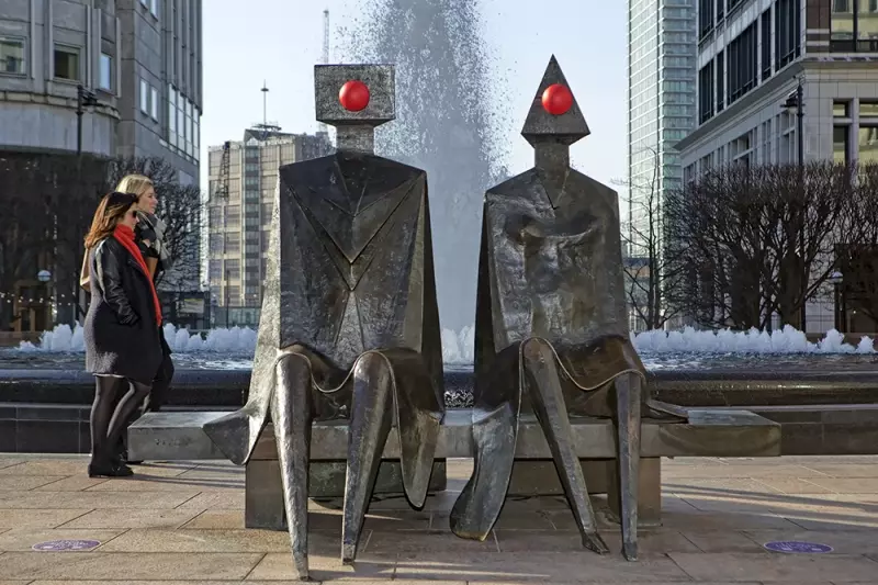 倫敦金絲雀碼頭的雕塑為喜劇救濟而戴上紅鼻子