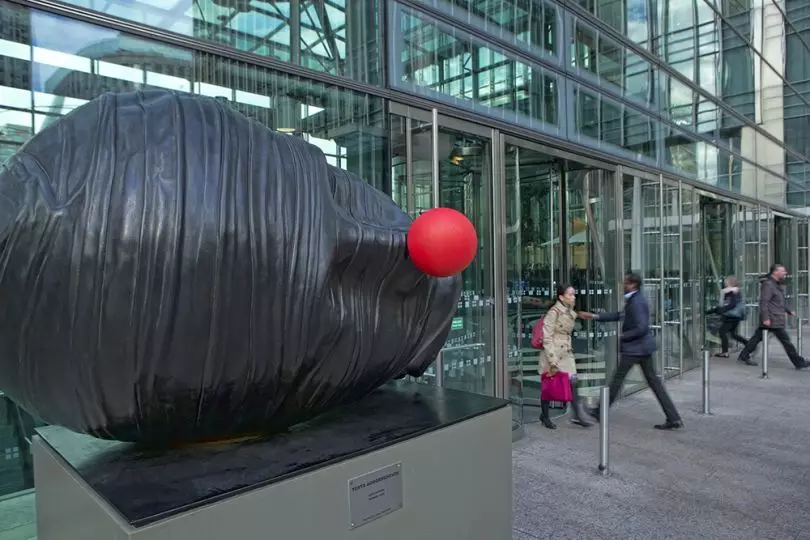 Comic Relief를 위해 빨간 코를 달고 있는 런던 카나리 워프의 조각품 7866_6