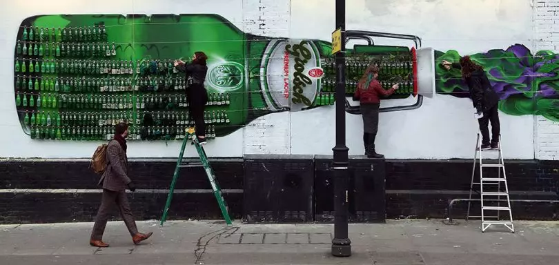 400 garrafas verdes penduradas na parede criam uma homenagem gigante aos 400 anos de cerveja 7868_1