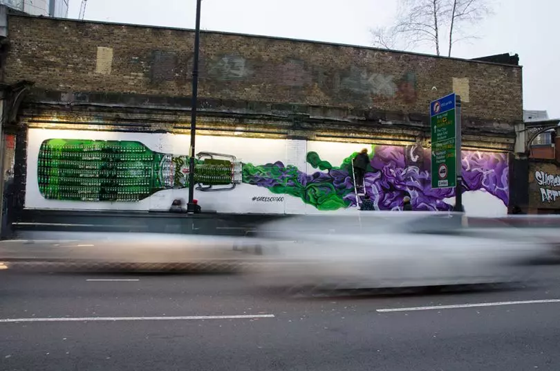 400 botellas verdes colgadas en la pared crean un tributo gigante a 400 años de cerveza 7868_4