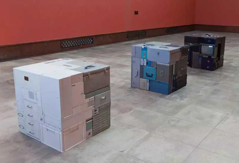 Sculpturi stivuite, inspirate de Tetris, realizate din obiecte de zi cu zi 7874_7