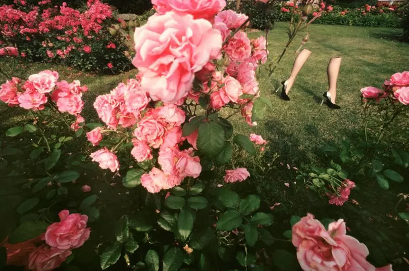 Guy Bourdin-en Walking Legs Michael Hoppen galeriatik paseoa ematen du 7876_1