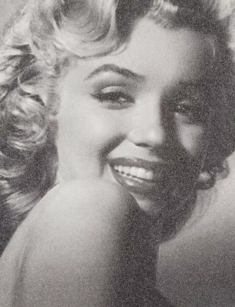 Diamond Dust füügt erstaunlech Glanz un ikonesch Biller vu Marilyn Monroe 7880_2