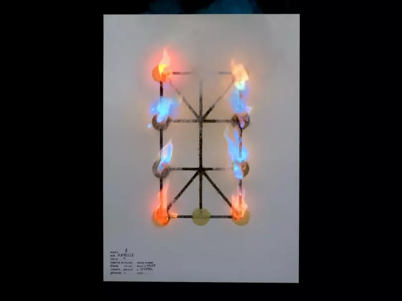 La serie di poster incendiari crea i suoi disegni con una speciale polvere pirotecnica 797_2